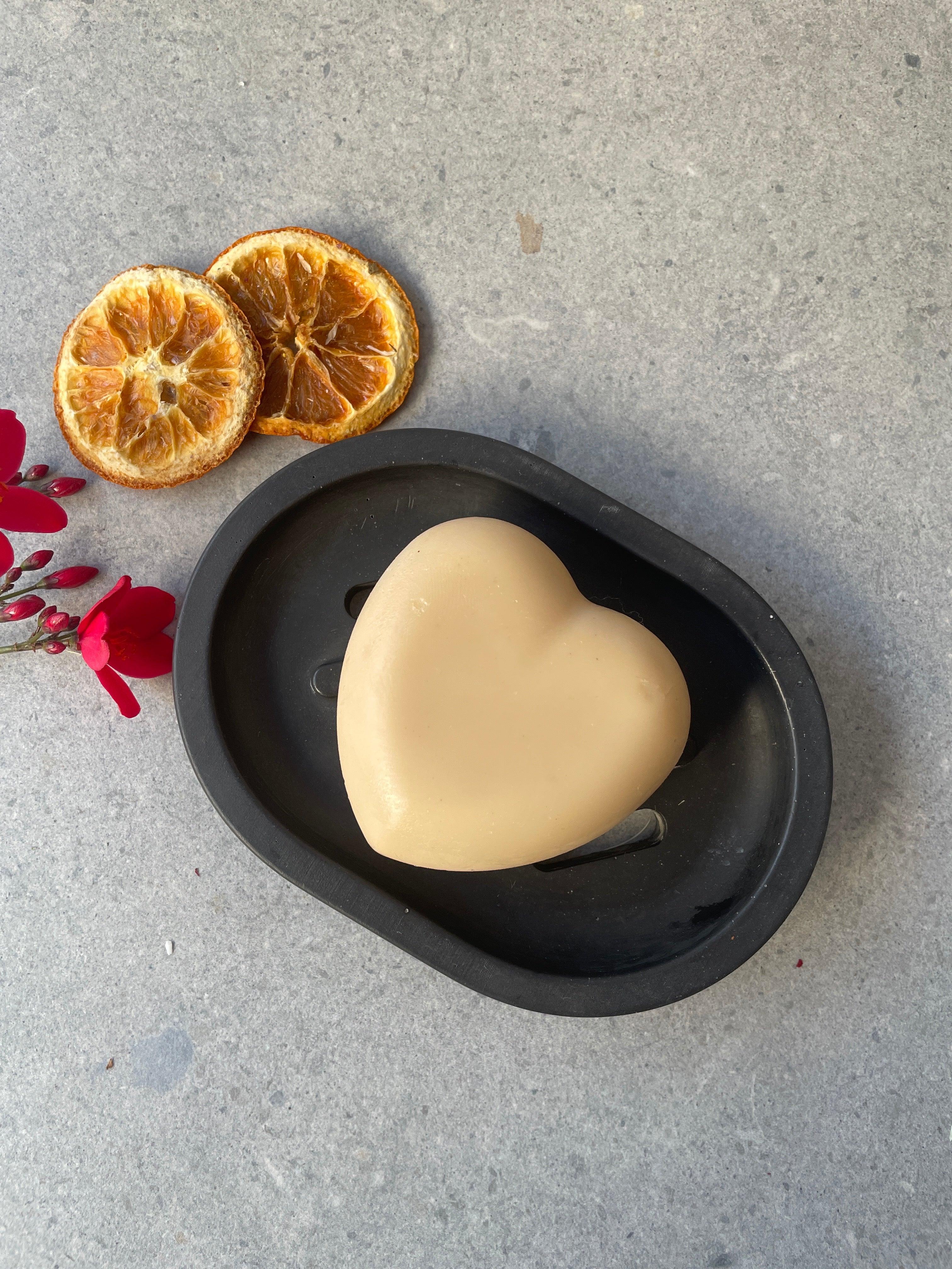 מעוגלת עם חורים – Delicate Soaps & candles